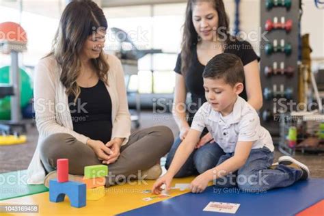 어린 아이 함께 작동 하는 음성 치료사 개발에 대한 스톡 사진 및 기타 이미지 개발 건강 진단 건강관리와 의술 Istock