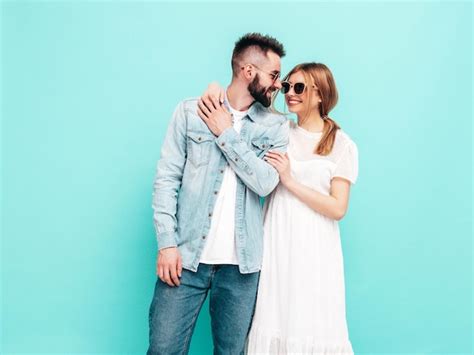 Сексуально улыбающаяся красивая женщина и ее красивый парень Бесплатно Фото