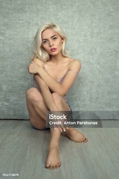 Стокове фото Красива Жінка З Світлим Волоссям І Червоними Губами Що