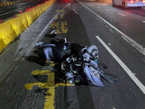 高雄18歲女高中生「無照」載同學 闖紅燈慘遭轎車撞飛雙雙受傷