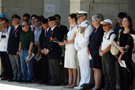 香港重光紀念78周年 逾百人悼念戰歿士兵 市民攜子女參與：記著別人用生命換來和平
