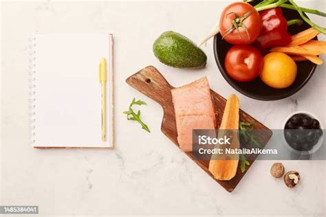 Fodmap 모형 메모장 복사 공간이 있는 지중해식 식단 개념 건강한 낮은 포드맵 성분 야채 과일 연어 견과류 채소 개념에 대한