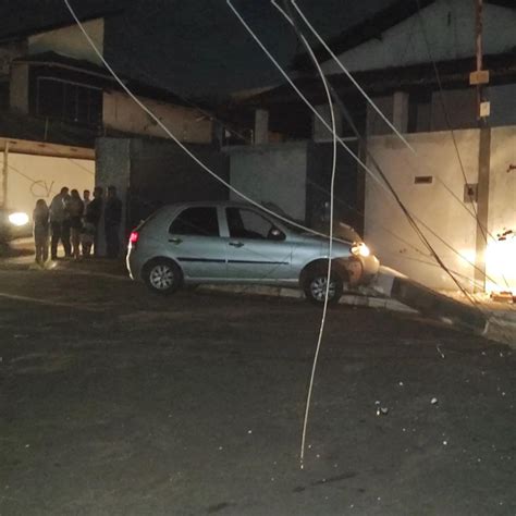 MOTORISTA PERDE CONTROLE DE VEÍCULO SOBE EM PASSEIO E BATE EM POSTE