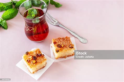 Basbousa 또는 Namoora 전통적인 아랍 디저트 맛 있는 수 제 밀기 울 케이크입니다 Spase에 복사 합니다 선택적