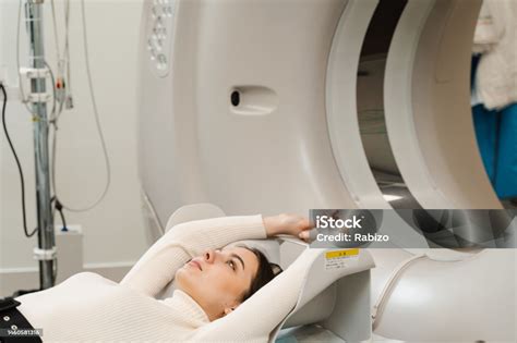 소녀 환자는 컴퓨터 단층 촬영 침대에 누워 의료 클리닉에서 폐암 진단을 위해 폐를 스캔합니다 의료 클리닉에서 폐암의 Ct