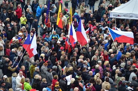 Česko na nohách Stovky ľudí vyšli do ulíc demonštrovať proti vláde Padli ostré slová
