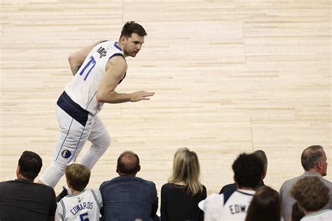 明日nba总决赛g1 东契奇右膝扭伤左脚踝酸痛 但大概率将出战比赛独行侠官方
