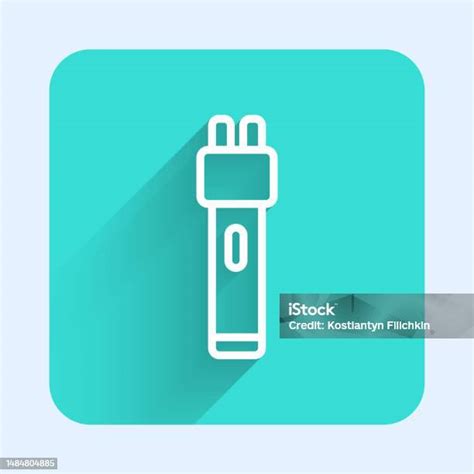 긴 그림자 배경으로 격리 된 화이트 라인 경찰 전기 충격기 아이콘 보호를 위한 충격 테이저는 전기 무기입니다 녹색 정사각형 버튼입니다 벡터 개성 개념에 대한 스톡 벡터 아트