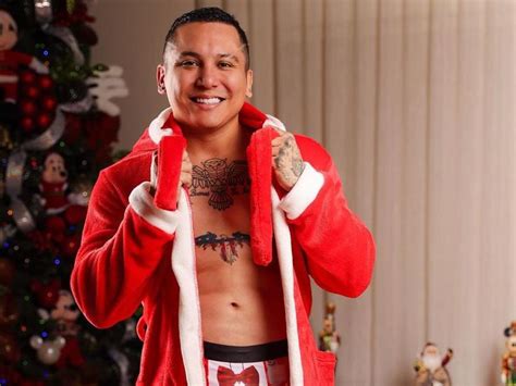 Edwin Luna Comparte Foto Navideña En Ropa Interior Y Recibe Críticas Aseguran Que Usó Relleno