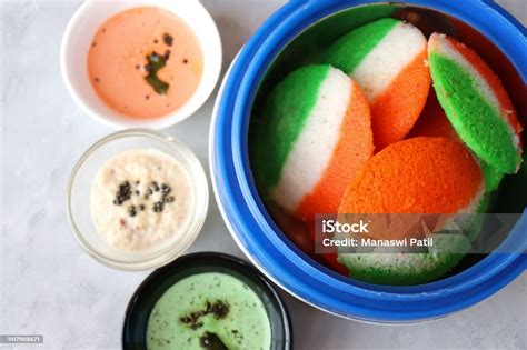 Tiranga Idli 또는 Tricolor Idly는 사프란 또는 오렌지 화이트 및 그린과 같은 인도 국기 색상으로 요리되었습니다 티랑가 처트니와 함께 제공됩니다 인도