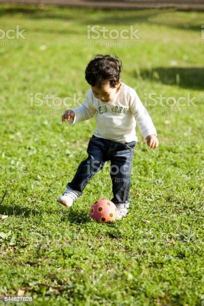어린이 놀이 공 공 스포츠 장비에 대한 스톡 사진 및 기타 이미지 공 스포츠 장비 남자 놀기 Istock