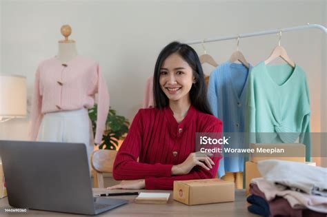 프리랜서 아시아 여성의 스타트 업 중소기업 기업가 상자가 있는 노트북을 사용 쾌활한 성공 온라인 마케팅 포장 상자 및 배달