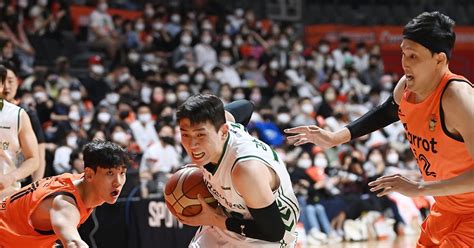 강상재 파고 든다[포토]