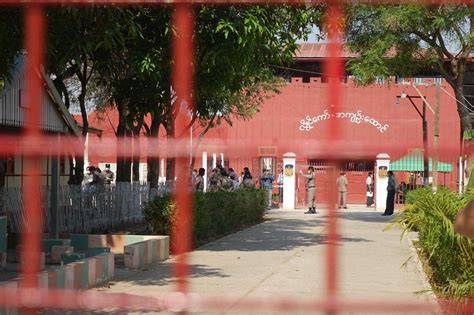 လွိုင်ကော်ထောင်တွင် အာဟာရမပြည့်ဝမှုနှင့် ကိုယ်လက်လှုပ်ရှားခွင့်မရခြင်းများကြောင့် အကျဉ်းသား ၅၀