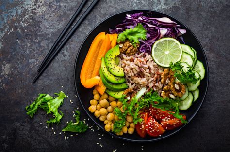 현미 아보카도 후추 토마토 오이 붉은 양배추 Chickpea 신선한 양상추 샐러드 호두와 부처님 그릇 요리 건강 한 채식 식사