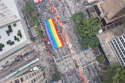 게이 프라이드 퍼레이드의 파울리스타 애비뉴의 공중 드론 영상 Lgbtqia 프라이드 파티의 깃발 26번째 게이 퍼레이드 동성애자의 권리에 대한 스톡 사진 및 기타 이미지