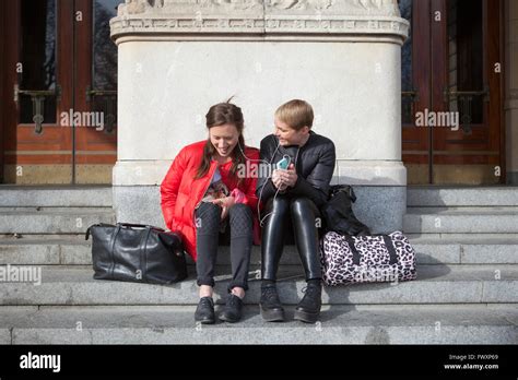 Femmes Assises Sur Les Marches Banque De Photographies Et Dimages à
