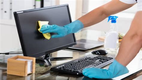 How To Clean An IPS Monitor Pynelycom