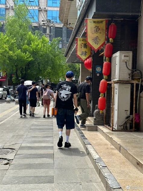 网友西安偶遇白敬亭 穿黑色t恤戴棒球帽打扮休闲低调新浪图片