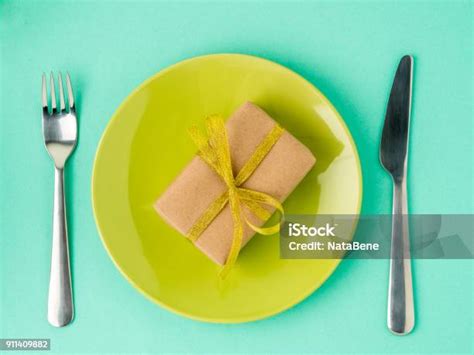 선물 팩 노란 접시에 골든 리본 갈색 Kraft 종이 칼 밝은 청록색 파란 배경 평면도에 포크 발렌타인의 날 0명에 대한 스톡