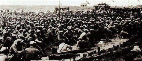 日本宣布投降，偽軍靠日本不成，想等國民黨收編，我軍可沒給機會 每日頭條