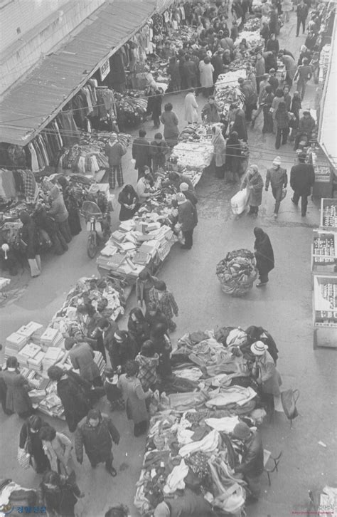 물건을 고르는 인파들로 가득 찬 시장