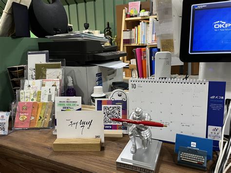 Yongjoo Lee 책은 동네책방에서 사야 한다고 해서~ 주문한 책을 찾으러 오신 손님이 책을