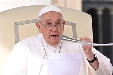 El Papa Francisco Pasó Una Noche Tranquila Mientras Se Mantiene En