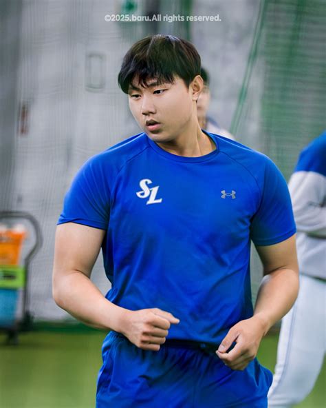 바루 인터뷰 끝나고 돌아가는 길🤗 뒤의 우영캐 표정이 이 사진을 찍고 있는 내 표정이었음😜 기특하다👍 삼성라이온즈 배찬승