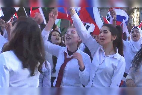 叙利亚大马士革大学师生举行集会声援俄罗斯 人们挥舞俄叙国旗
