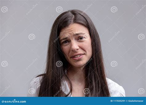 Junger Langhaariger Brunette Mit Schiefem Gesicht Stockbild Bild Von