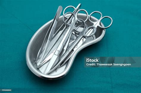 기본 수술 도구 집게 핀셋 핀셋 에메시스 또는 플러스 분지와 수술 녹색 드레이프 직물에 가위 0명에 대한 스톡 사진 및 기타 이미지 Istock