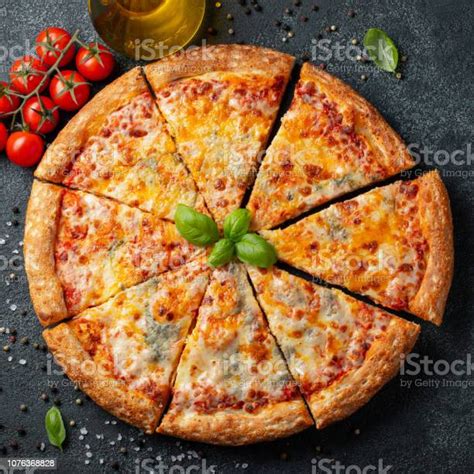 맛 있는 이탈리아 피자 4 치즈 바 질 토마토와 어두운 콘크리트 테이블에 올리브 오일 복사 공간 최고 볼 수 있습니다 평면 배치