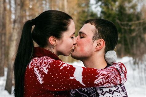 女人主动与你分享这些 秘密”，就是把心交给你了，暗示愿意被追