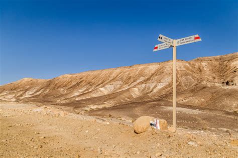 小徑上的旅遊標誌徒步旅行標記遠足小徑道路標記箭頭標誌 照片檔及更多 亞洲西部 照片 亞洲西部 以色列 信息標誌 Istock