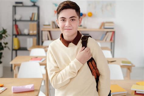 Jeden Tag Kommt Ein Kleiner Junge Weinend Von Der Schule Nach Hause