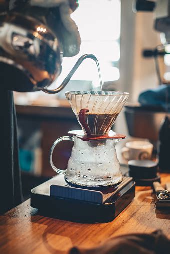 커피숍 바리스타 카페 에서 드립 커피 만들기 바리스타 커피 메이커 가루로 빻은에 대한 스톡 사진 및 기타 이미지 가루로 빻은 갈색 고풍스런 Istock