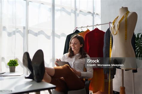 디자인 스튜디오 인테리어에서 일하는 아름다운 젊은 전문 스타일리스트 패션 디자이너 컨셉 20 29세에 대한 스톡 사진 및 기타 이미지 20 29세 공예 그리기