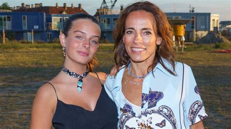 50 årige Camilla Ottesen I Drømmekjole Datter Havde Vild Reaktion På