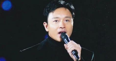 张国荣生前最后一次公开亮相：手抖状态不佳，仍把笑容留给观众张国荣笑容抑郁症新浪新闻