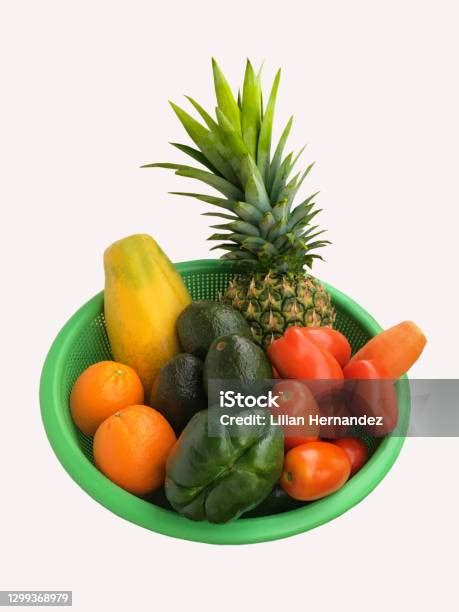 과일과 채소 파인애플 파파야 오렌지 아보카도 토마토 당근을 흰색 배경에 얹은 녹색 바구니 0명에 대한 스톡 사진 및 기타 이미지