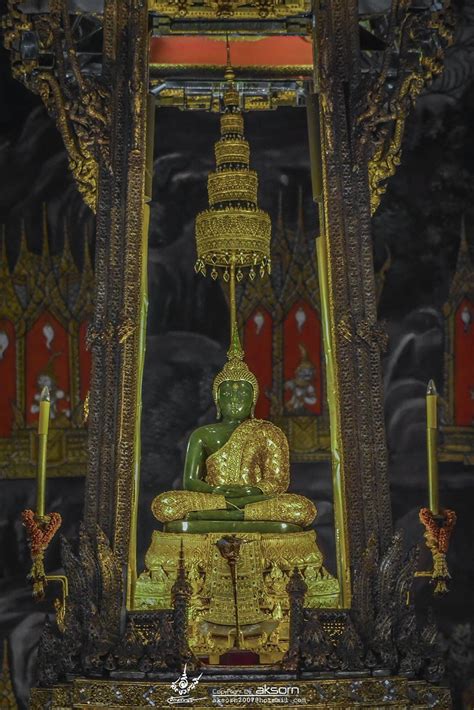 พระพุทธมหามณีรัตนปฏิมากร เครื่องทรงฤดูฝน ประดิษฐานภายในพระอุโบสถ วัดพระศรีรัตนศาสดาราม