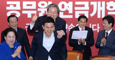 경향포토 김무성 어부바