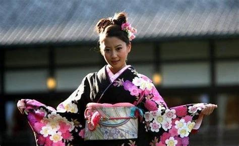 日本女性穿的和服，背后的 枕头”到底是什么东西？有什么用？腰带衣服颜色