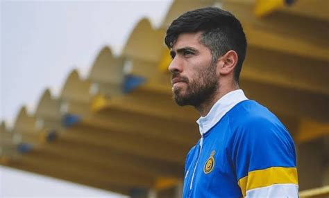 Raisa Simplicio on Twitter O goleiro Rossi está novamente no banco de