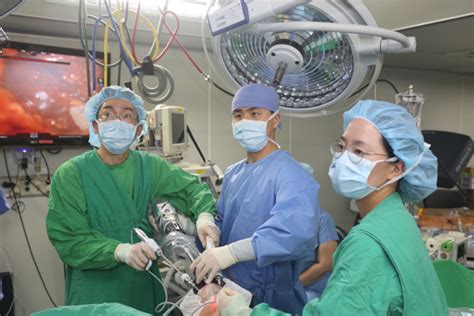 ‘입 안에 로봇팔 넣어 ‘갑상선암 수술세계 3번째 성공