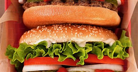 바구니에 담긴 햄버거 3개와 감자튀김 사진 Unsplash의 양식 이미지