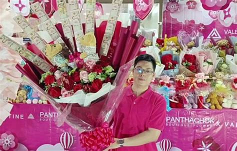 หนุ่มสั่งช่อดอกไม้ 1 02 ล้านบาท เซอร์ไพรส์แฟนสาว Wer News Line Today