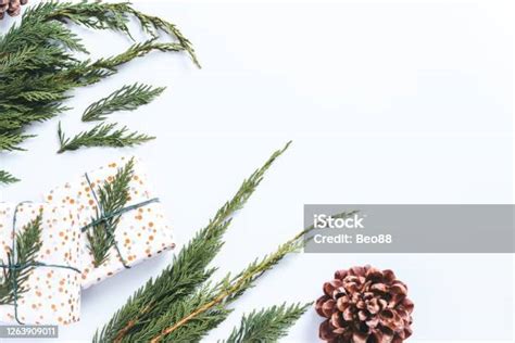 거대한 소나무 콘 삼나무 가지 선물 및 장식과 세련된 흰색과 녹색 크리스마스 플랫 누워 크리스마스 장식품과 자연 요소가있는