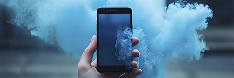 만약에 나오는 푸른 연기와 함께 스마트폰을 들고 있는 남자 손 손 보유 스마트 폰 배경 일러스트 및 사진 무료 다운로드 Pngtree